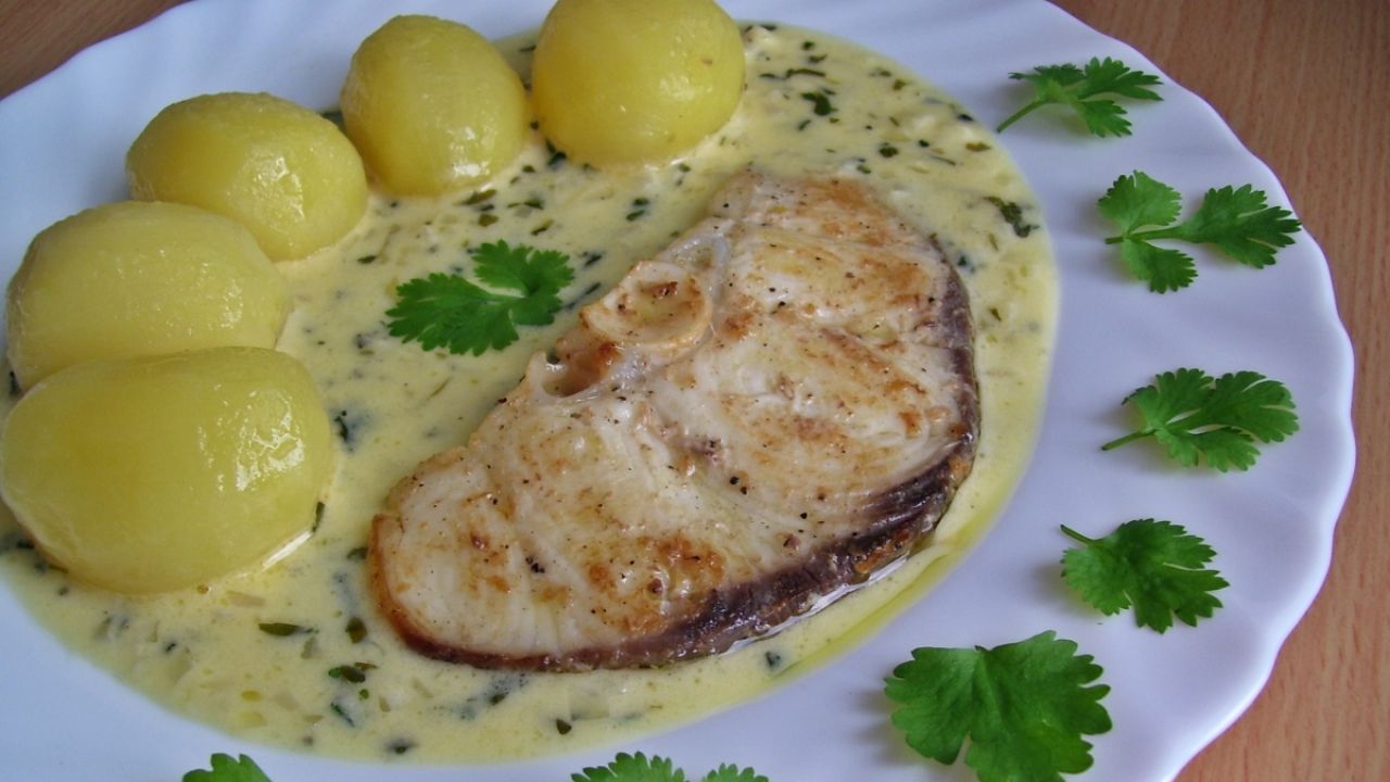 Przepis - Stek z rekina w sosie śmetankowym przepis - Gotujmy.pl