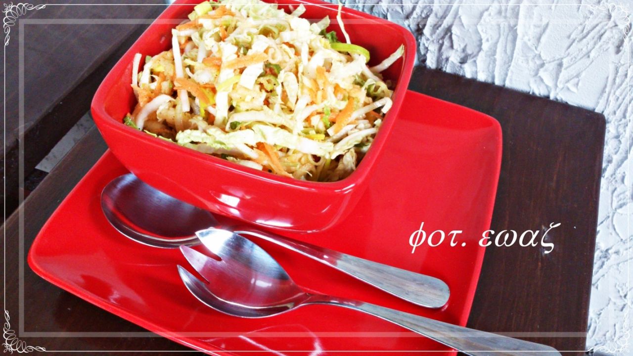 Przepis - Surówka trzy warzywa jeden owoc przepis - Gotujmy.pl