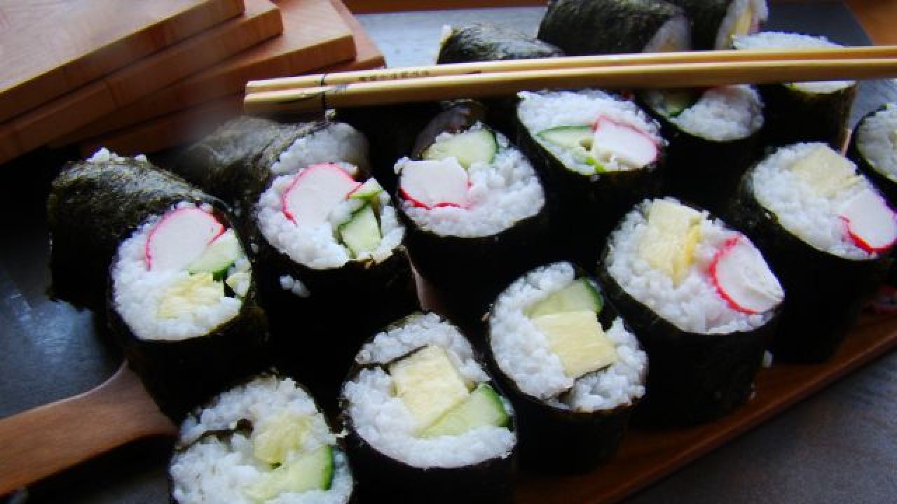 Przepis - Sushi ze świeżym ananasem przepis - Gotujmy.pl