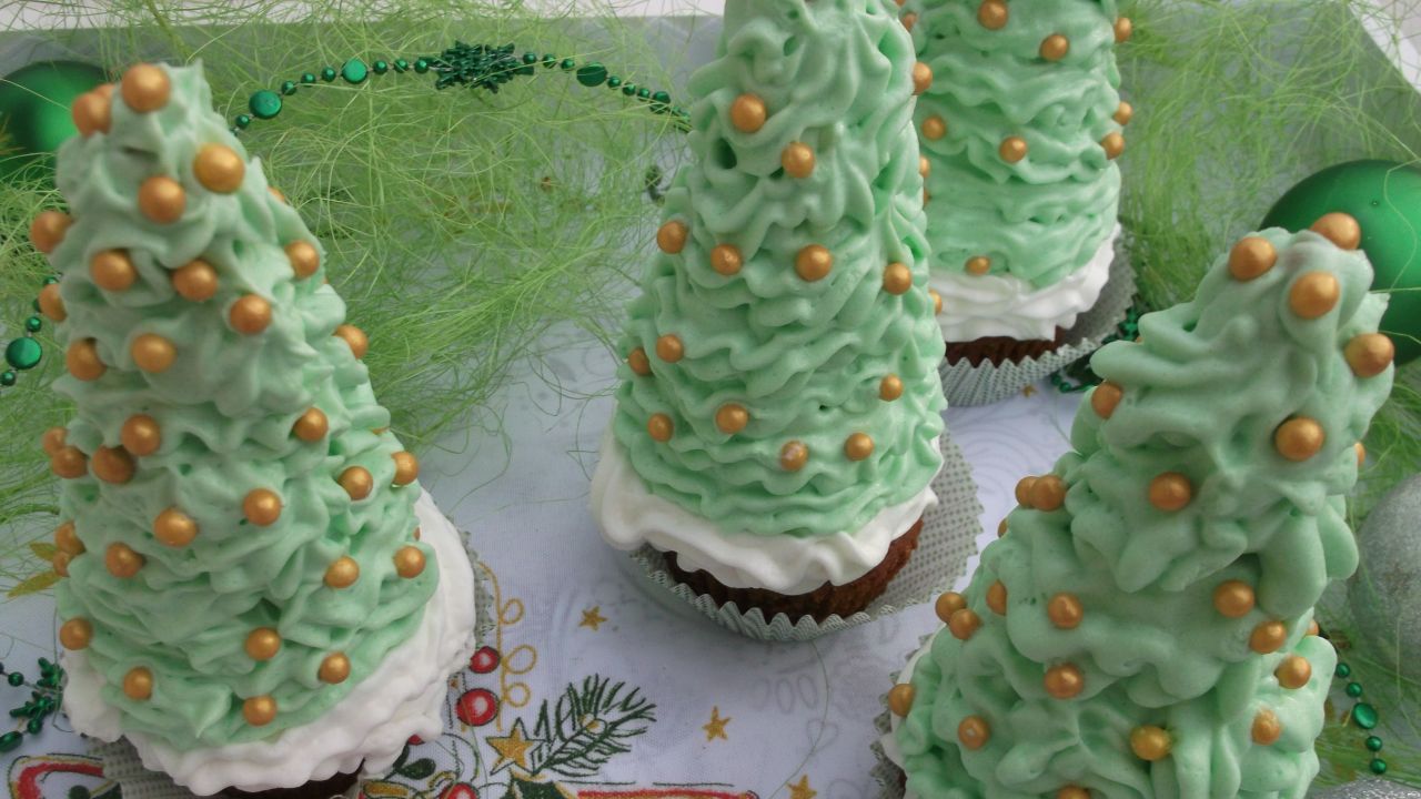 Przepis - Świąteczne choinki piernikowe przepis - Gotujmy.pl