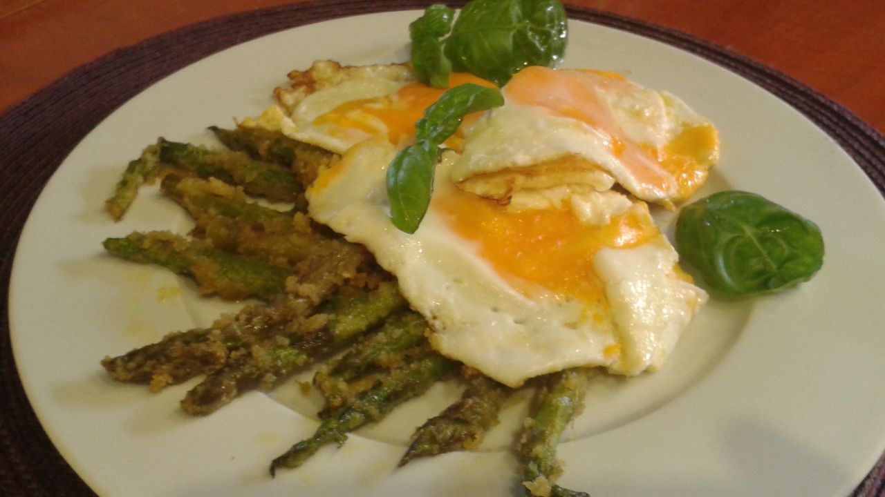 Przepis - Szparagi w bułce tartej z jajkiem sadzonym przepis - Gotujmy.pl