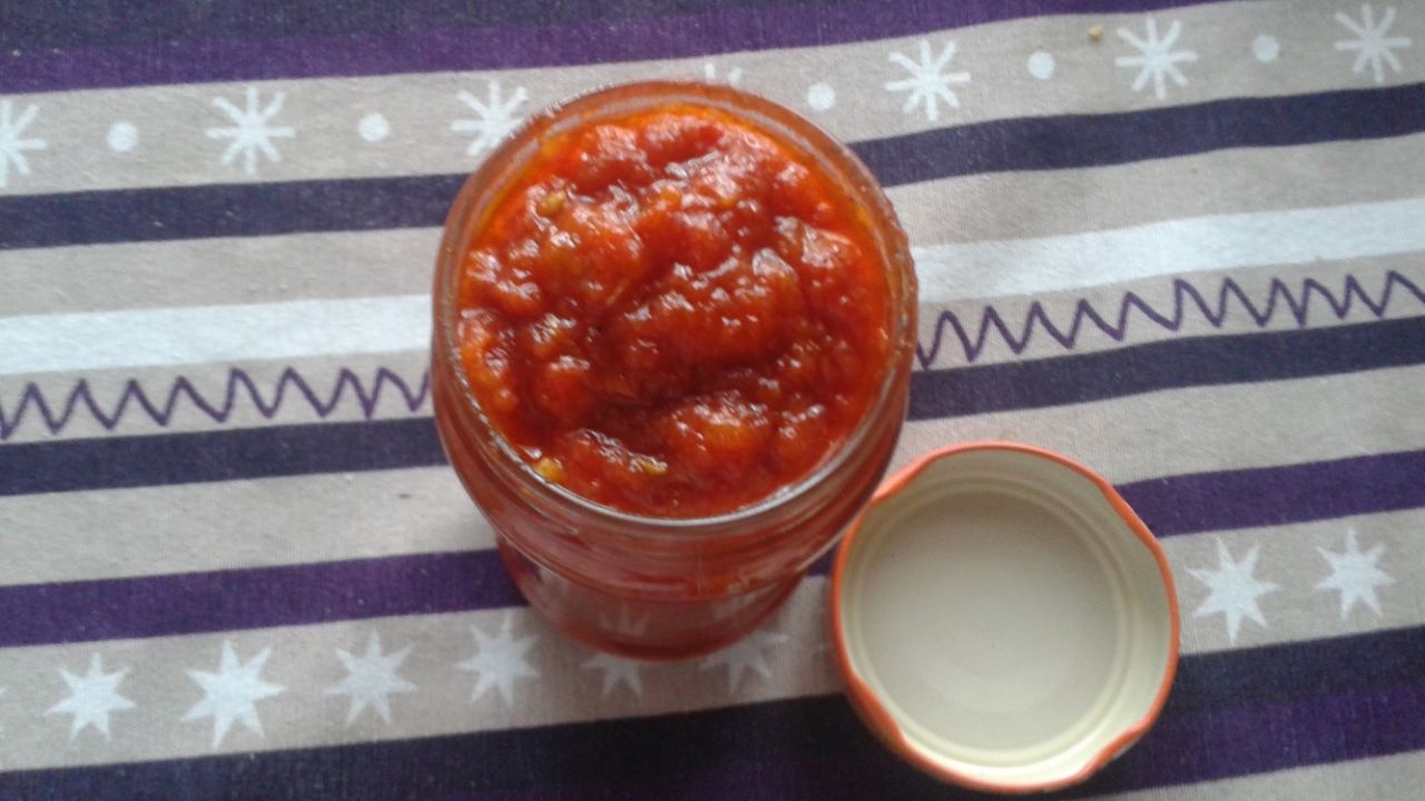 Przepis - Szybki keczup domowy z pomidorów malinowych przepis - Gotujmy.pl
