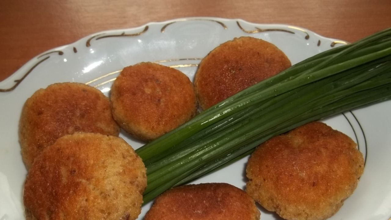 Przepis - Szybkie kotleciki z bułki tartej i jajek przepis - Gotujmy.pl