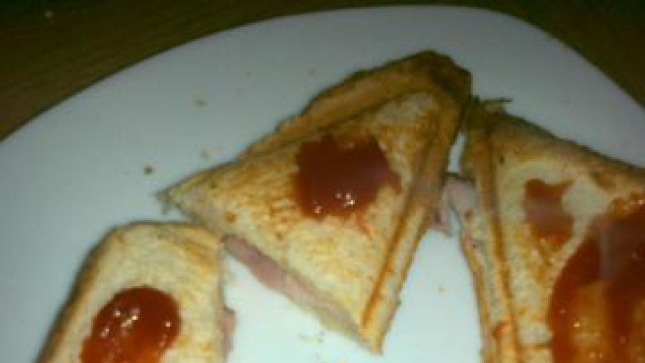 Przepis - Tost z parmezanem pesto i swojską szynką przepis - Gotujmy.pl