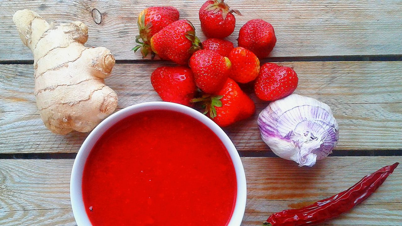 Przepis - Truskawkowy sos chilli przepis - Gotujmy.pl