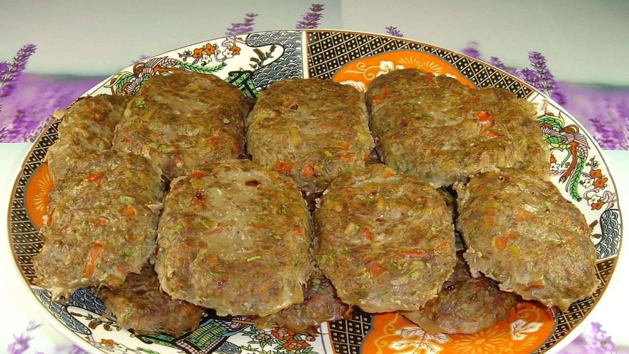 Przepis - Wołowe kotlety mielone z ziemniakiem i marchewką przepis ...