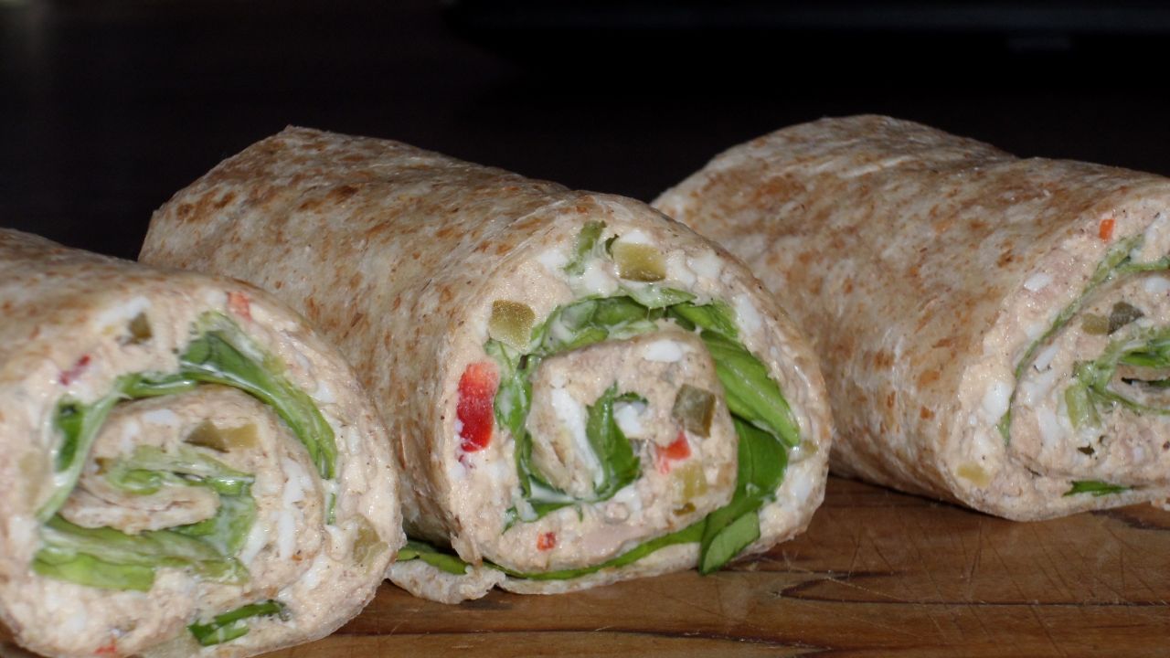 Przepis - Wrapy z tuńczykiem przepis - Gotujmy.pl