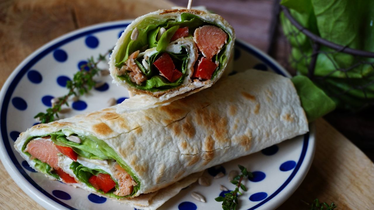 Przepis - Wrapy z wędzonym pstrągiem i orzechami przepis - Gotujmy.pl