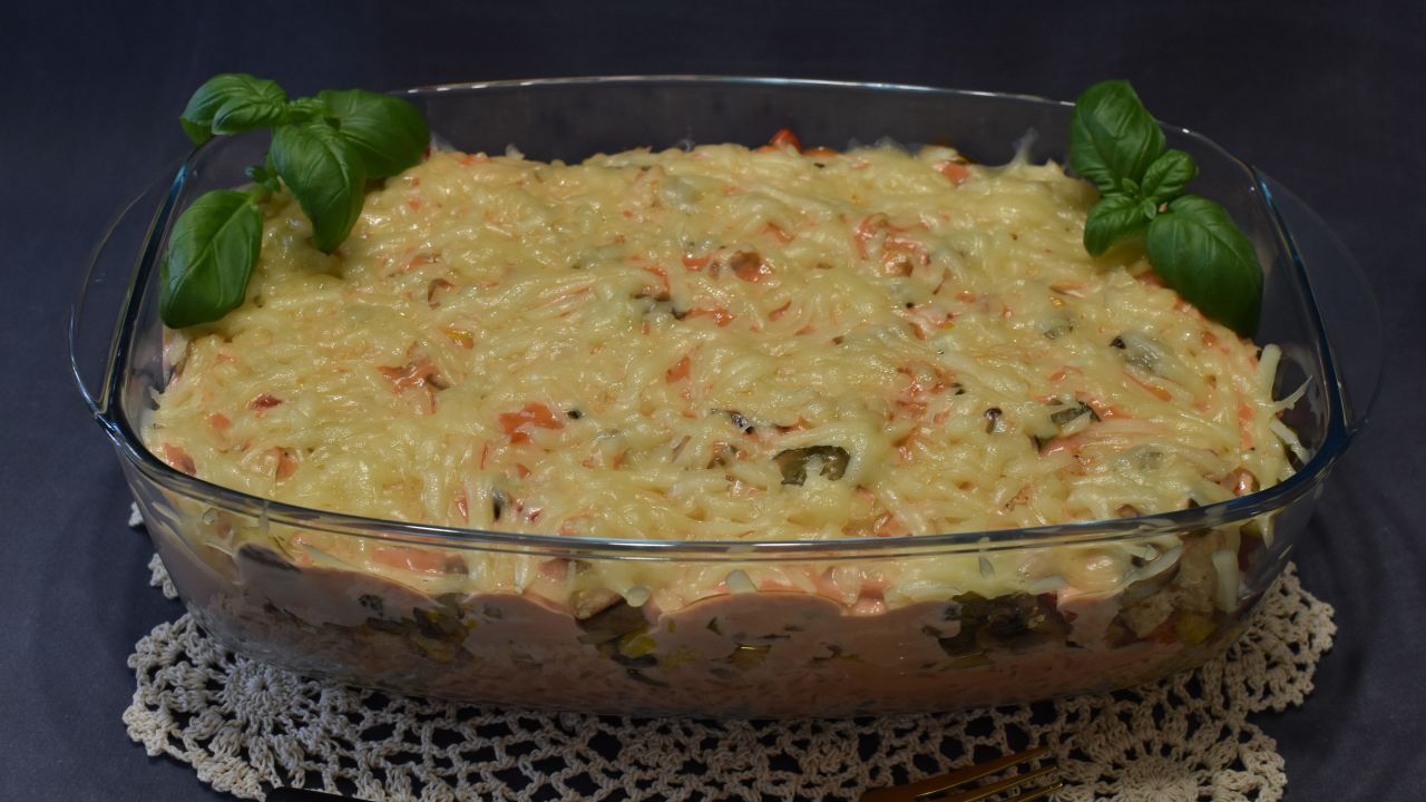 Przepis - Zapiekanka z ryżem i kurczakiem przepis - Gotujmy.pl