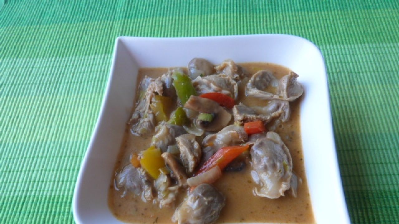 Przepis - Żołądki z kurczaka z pieczarkami i papryką przepis - Gotujmy.pl