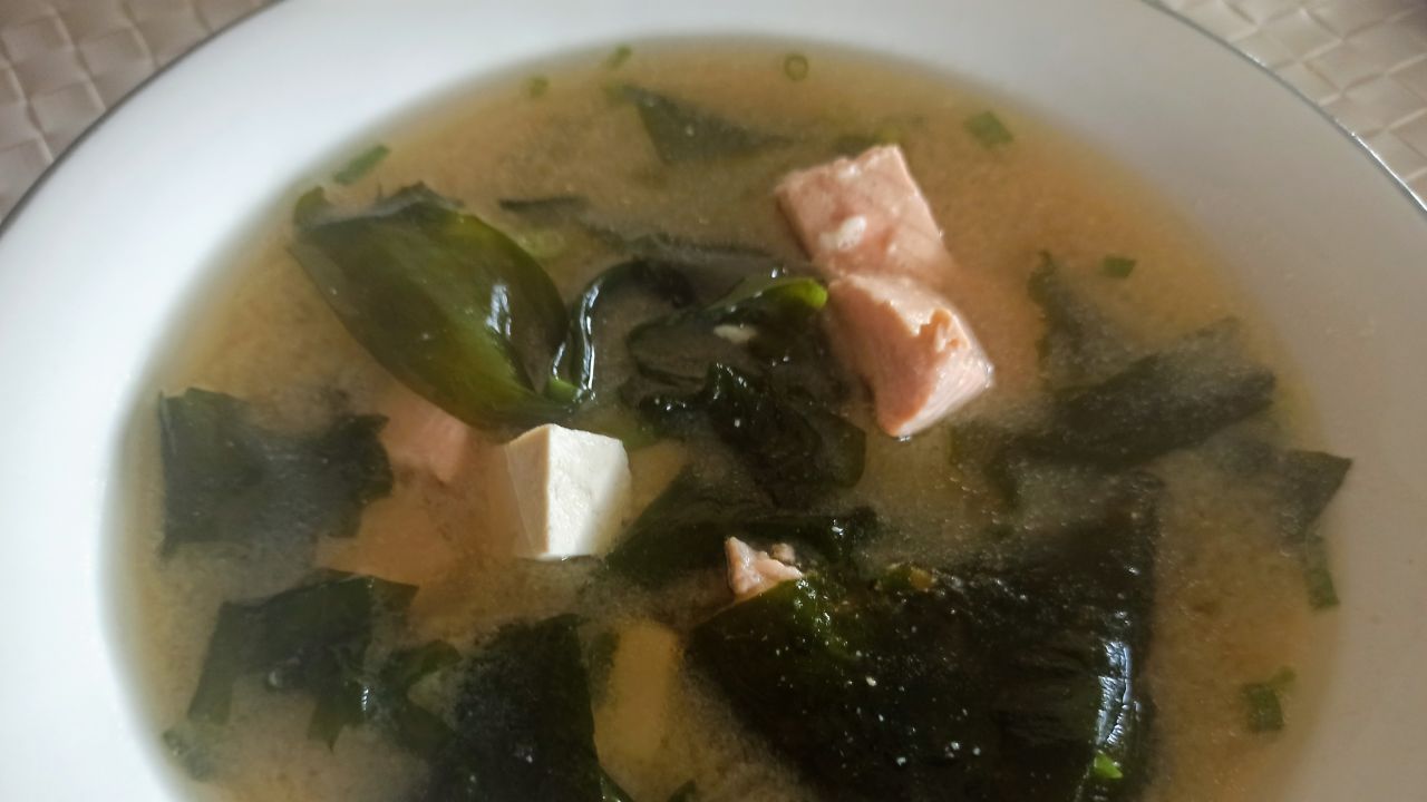 Zupa miso z łososiem i tofu przepis - Gotujmy.pl