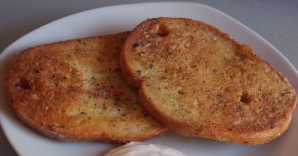 Przepis - Chleb maczany w jajku przepis - Gotujmy.pl