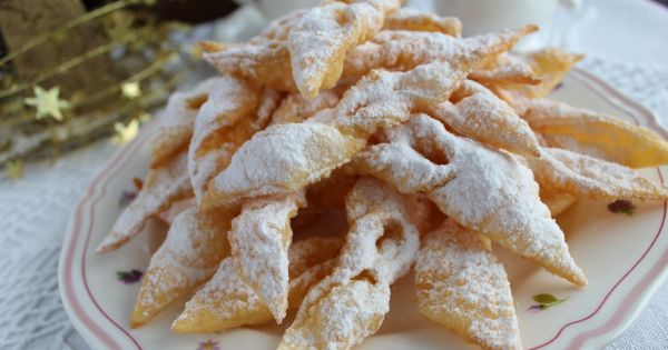 Przepis - Chrust albo faworki przepis - Gotujmy.pl