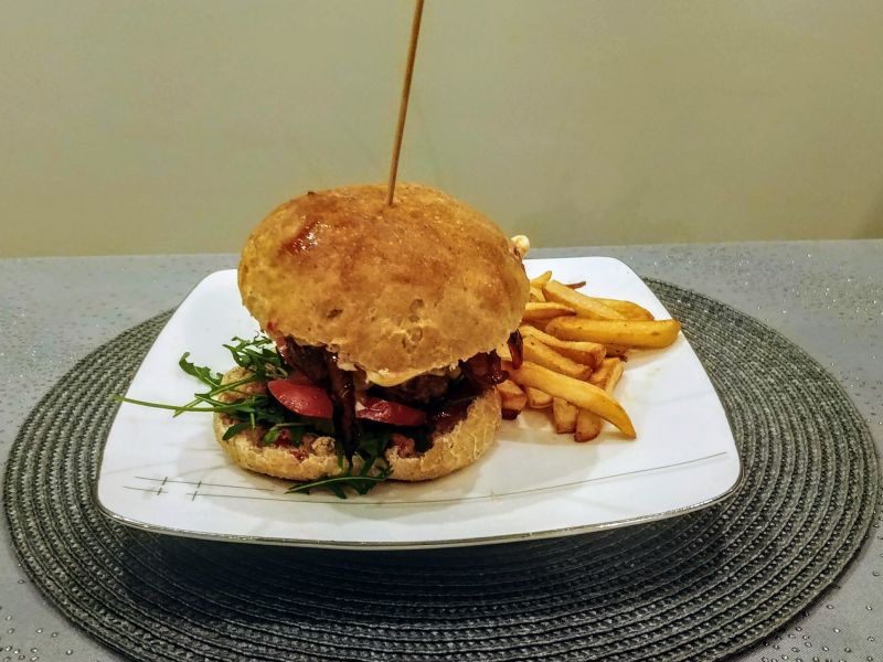 Przepis - Pikantny burger wołowy przepis - Gotujmy.pl Przepis - Pikantny burger wołowy przepis - Gotujmy.pl