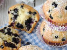 Przepis - Muffinki jagodowe przepis - Gotujmy.pl