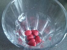 Przepis - Orzeźwiająca malinowa woda z cytryną i miętą przepis - Gotujmy.pl